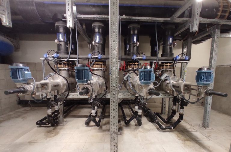 Sea water filtration system for hotel cooling system